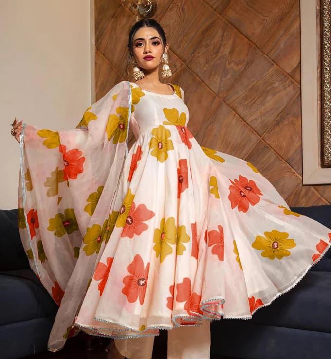 A Journey Through Time: Traditional Women's Ethnic Wear – Inayakhan Shop
